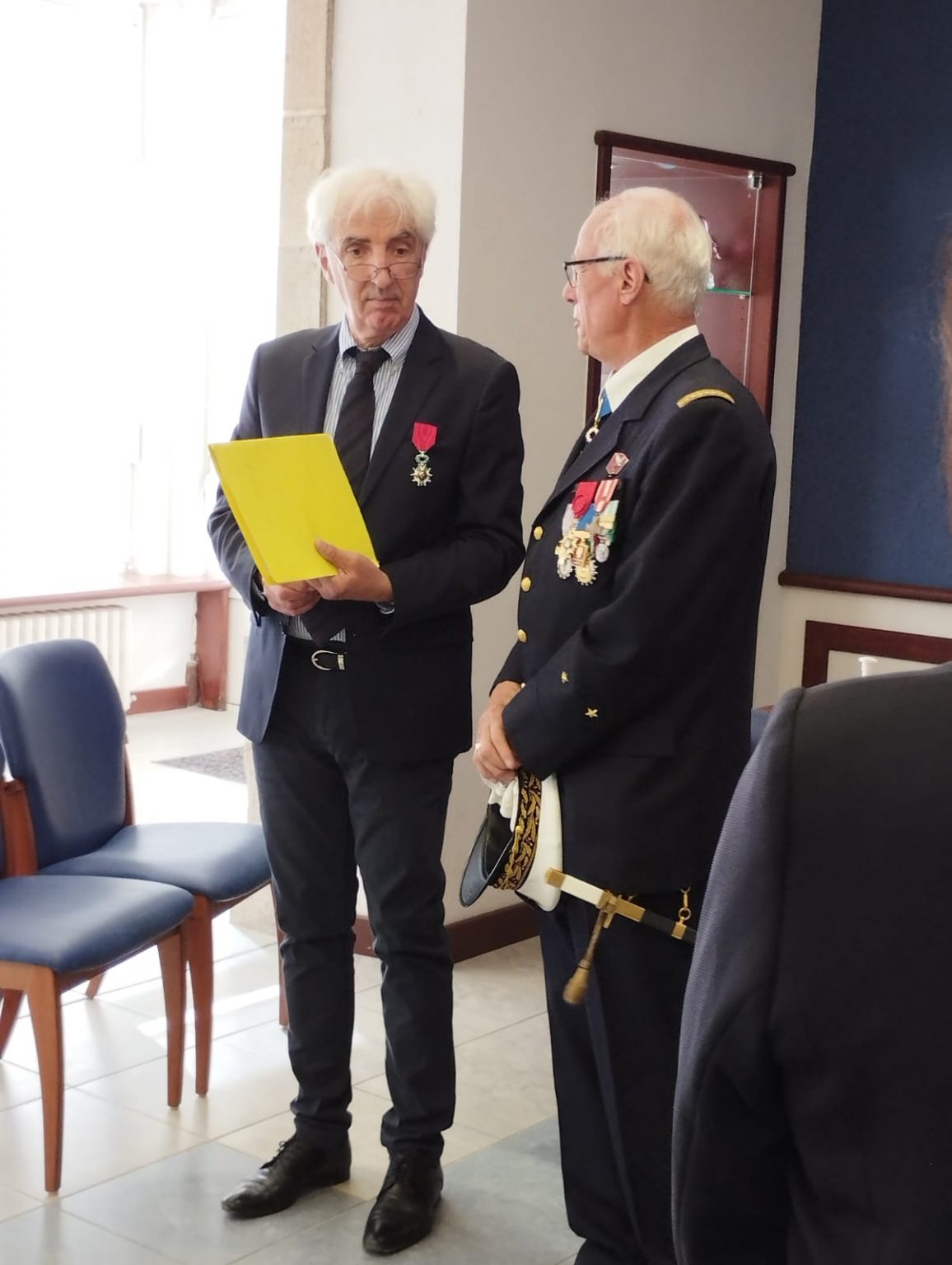 Remise de la légion d’honneur à M. Jean-Louis Pourrière par le général(2s) Philippe Prévost ...